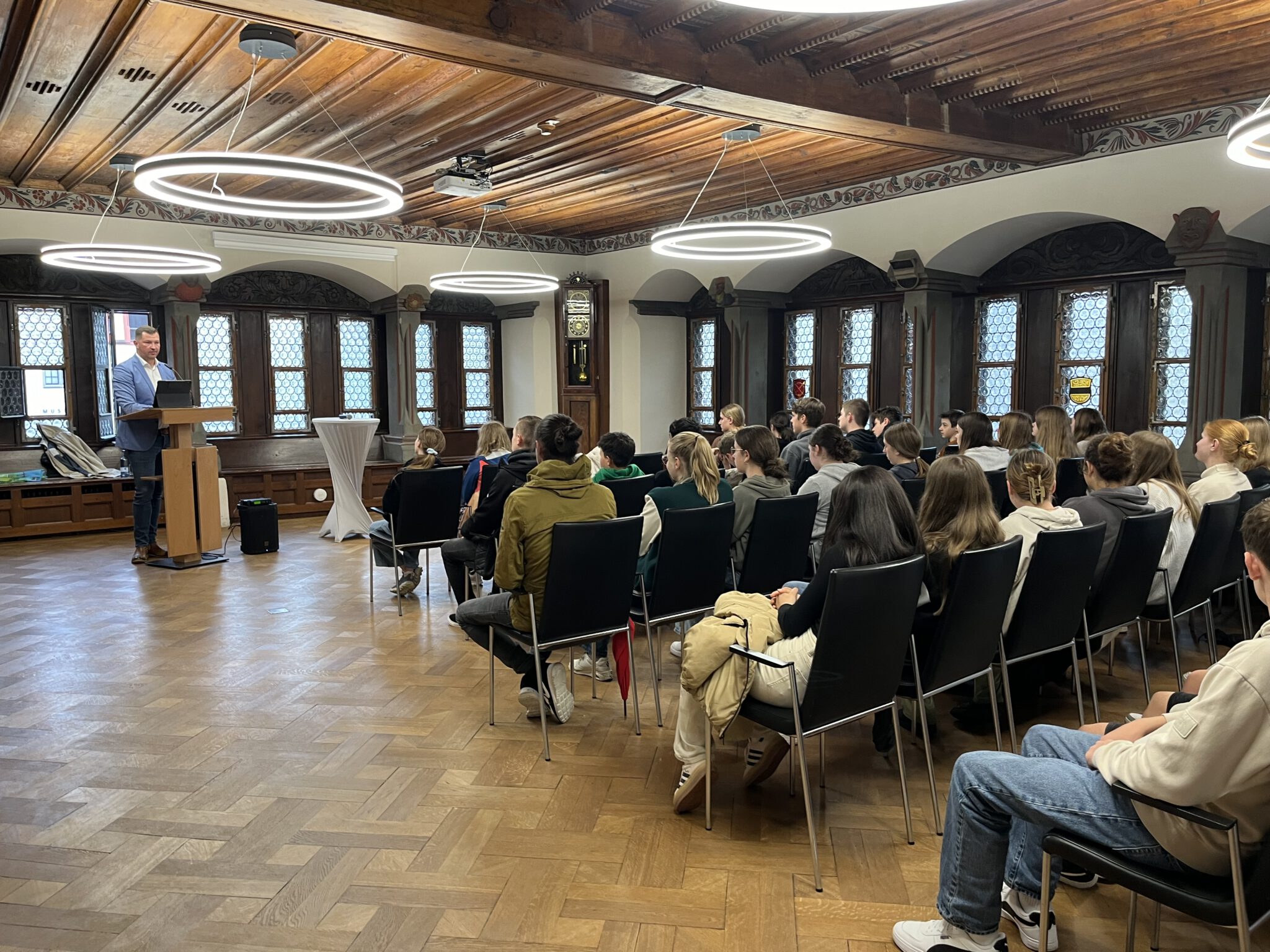 Henne hört hin – die EBS zu Besuch im Rathaus – Eugen Bolz Schule